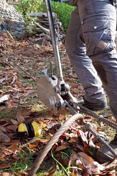 Comment utiliser un tire-fort pour arracher un arbre ou une souche